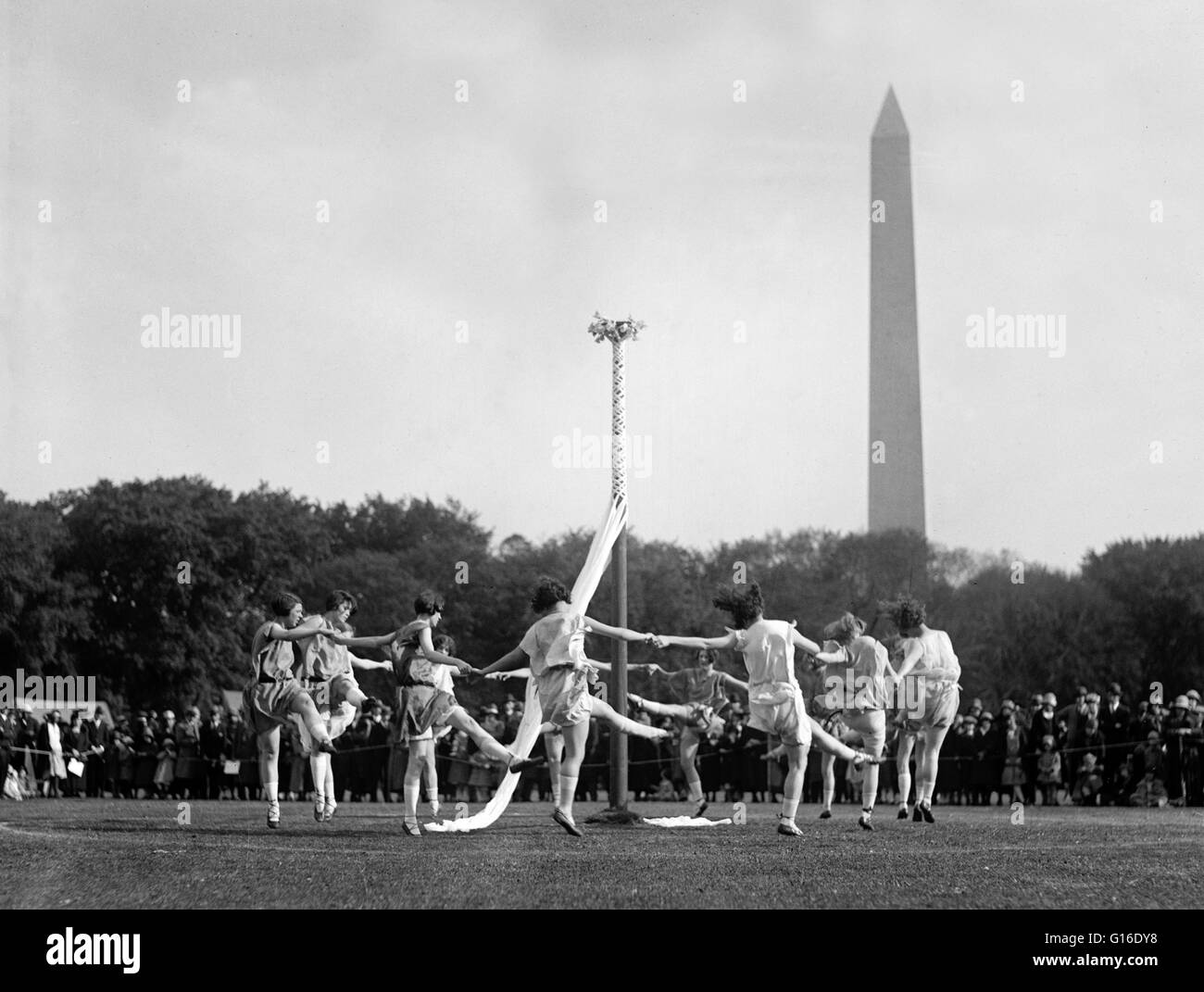 Garland dancers hi-res stock photography and images - Alamy