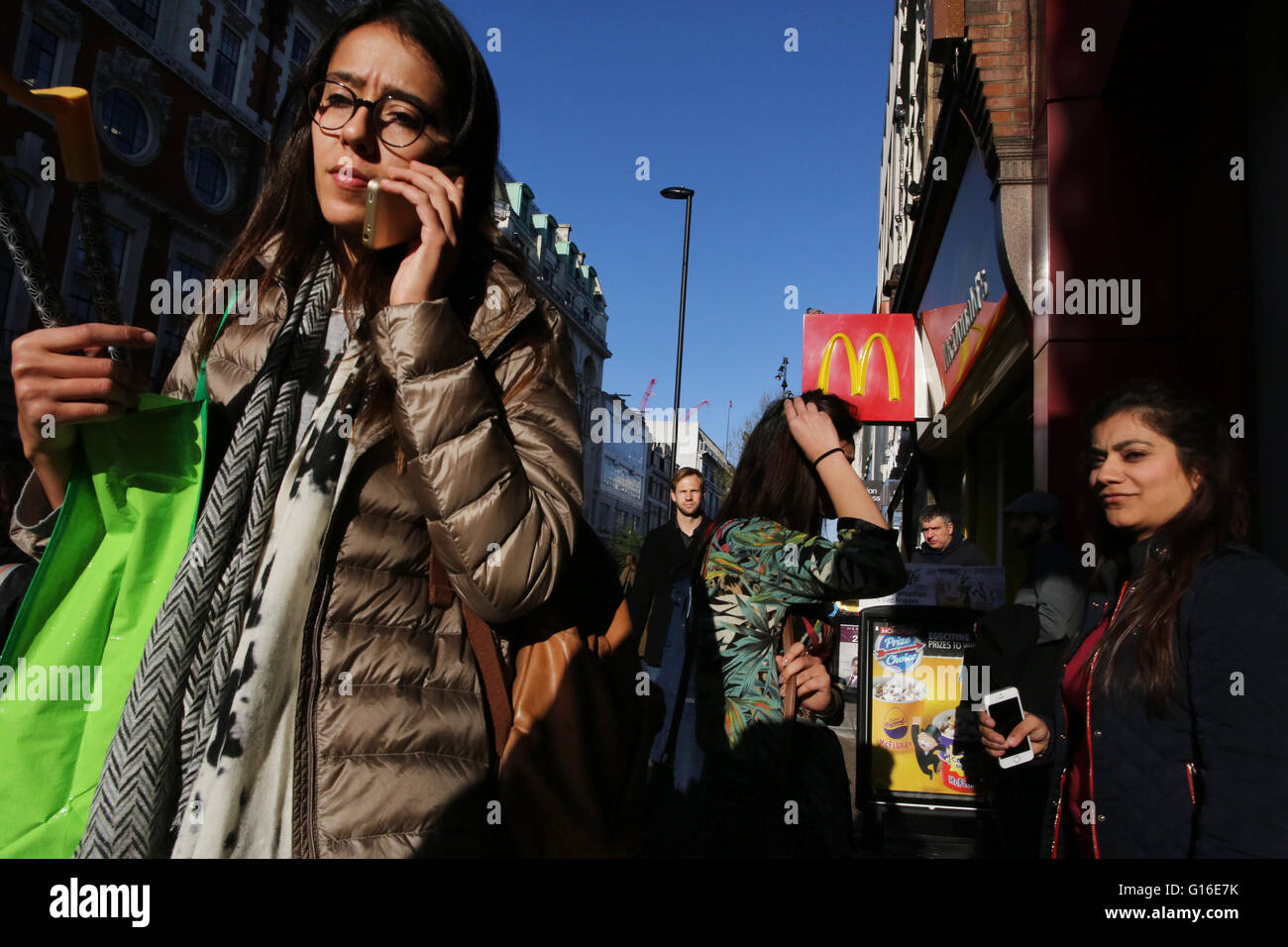 Shoppers on Oxford street in London , uk Stock Photo - Alamy