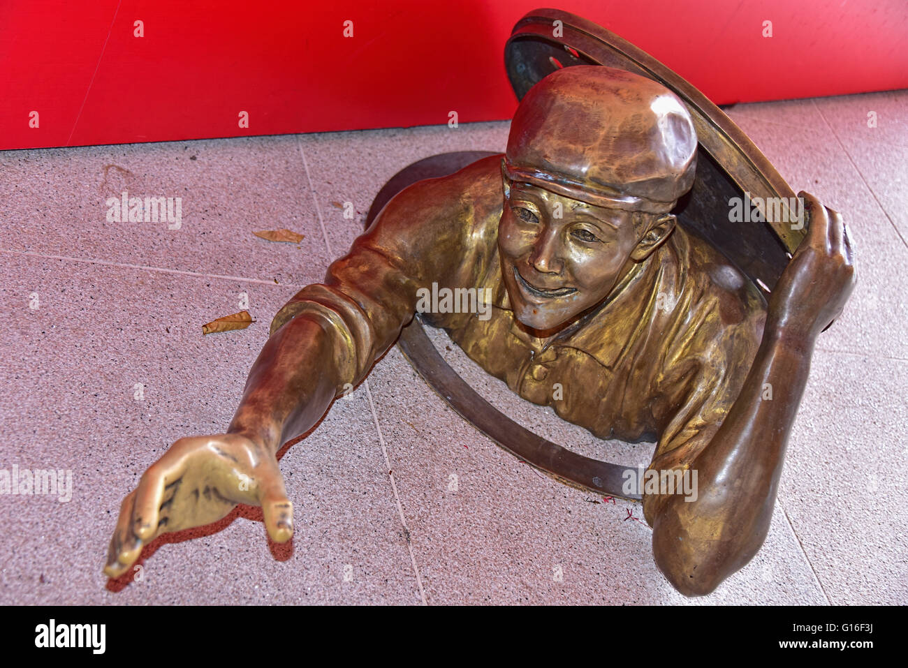 Statue at manhole hi-res stock photography and images - Alamy