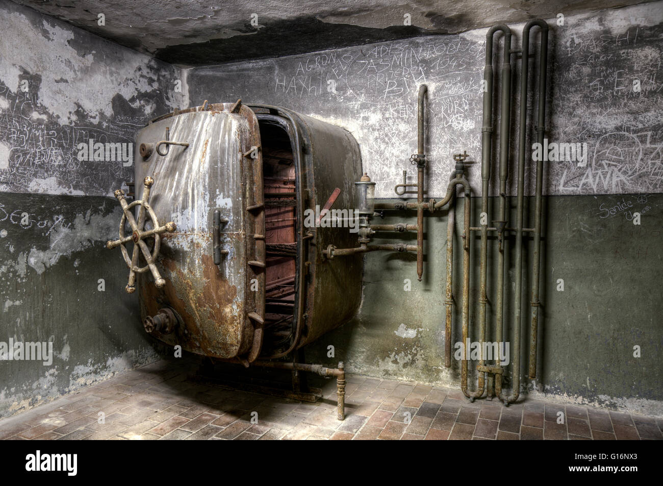 Old laundry equipment hi-res stock photography and images - Alamy