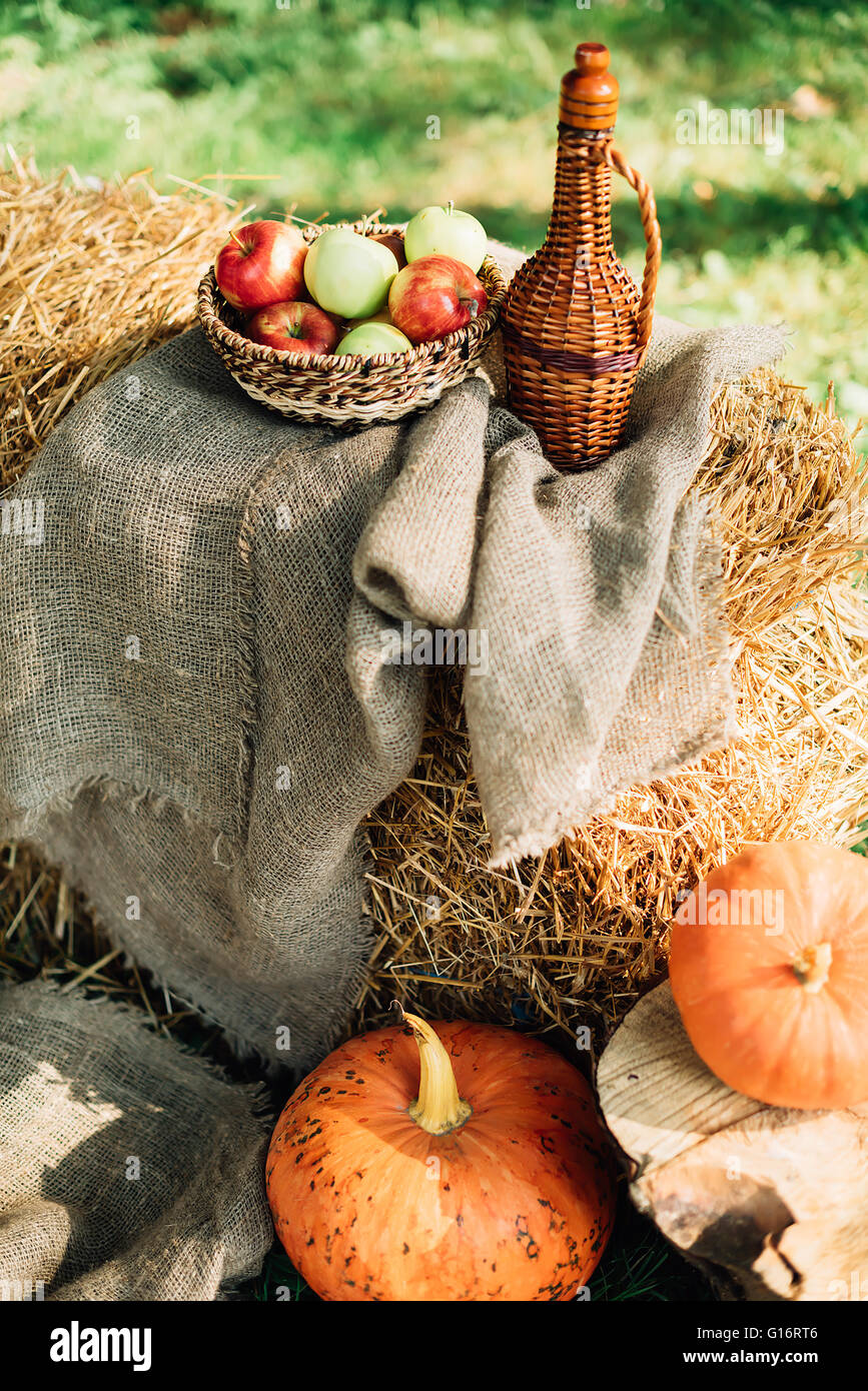Hillbilly pitcher hi-res stock photography and images - Alamy