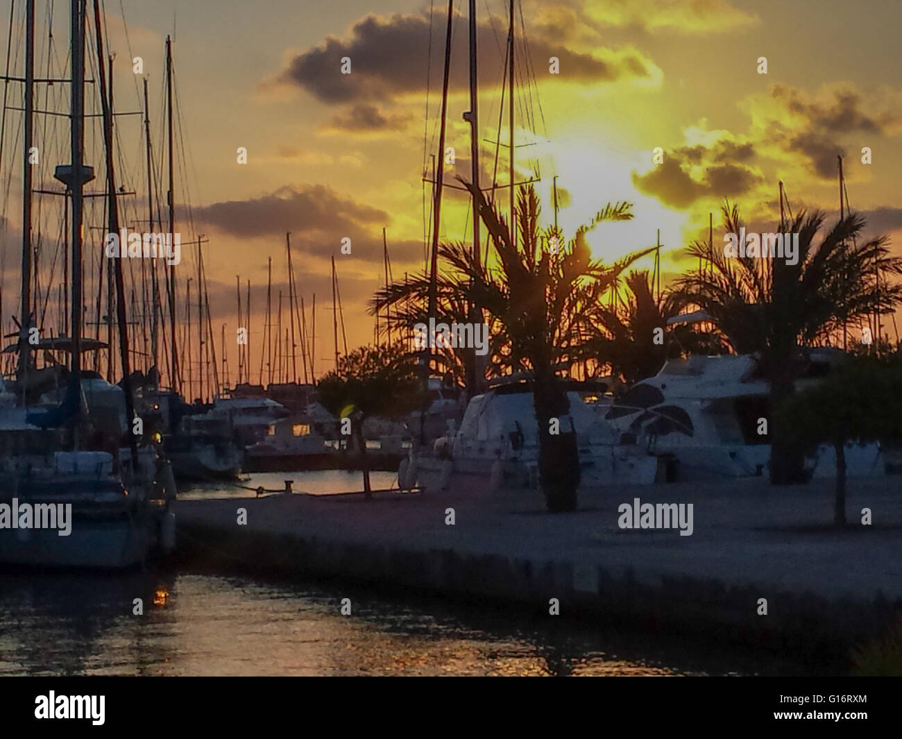 Ships in port hi-res stock photography and images - Alamy