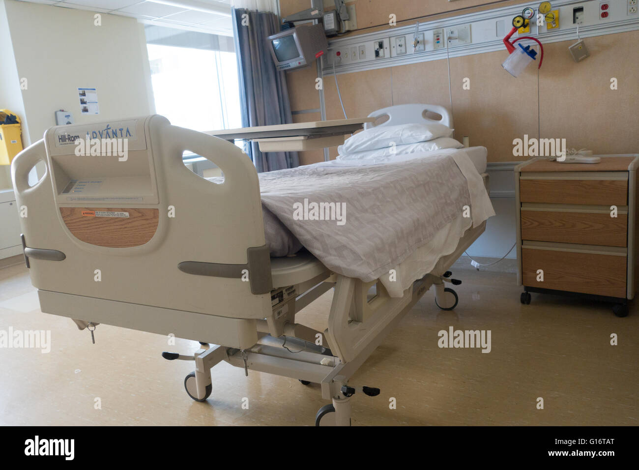 empty bed hospital Stock Photo - Alamy
