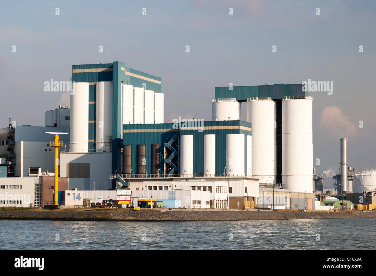 Shell haven oil refinery hi-res stock photography and images - Alamy