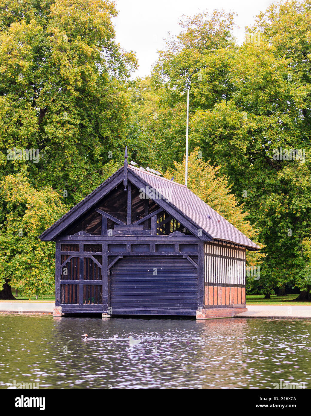 Boat house hyde park serpentine hi-res stock photography and images - Alamy