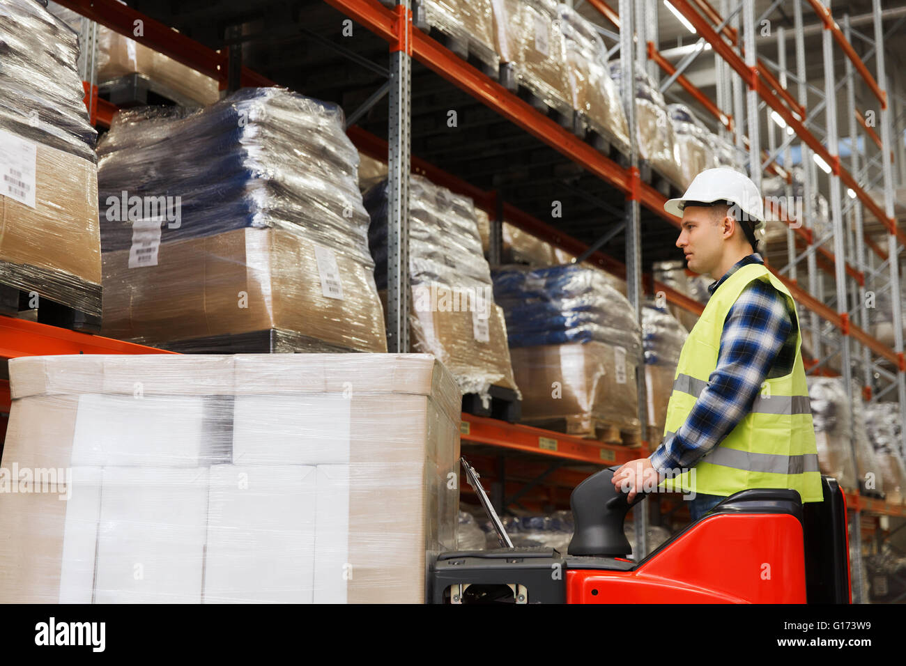 man on forklift loading cargo at warehouse Stock Photo - Alamy