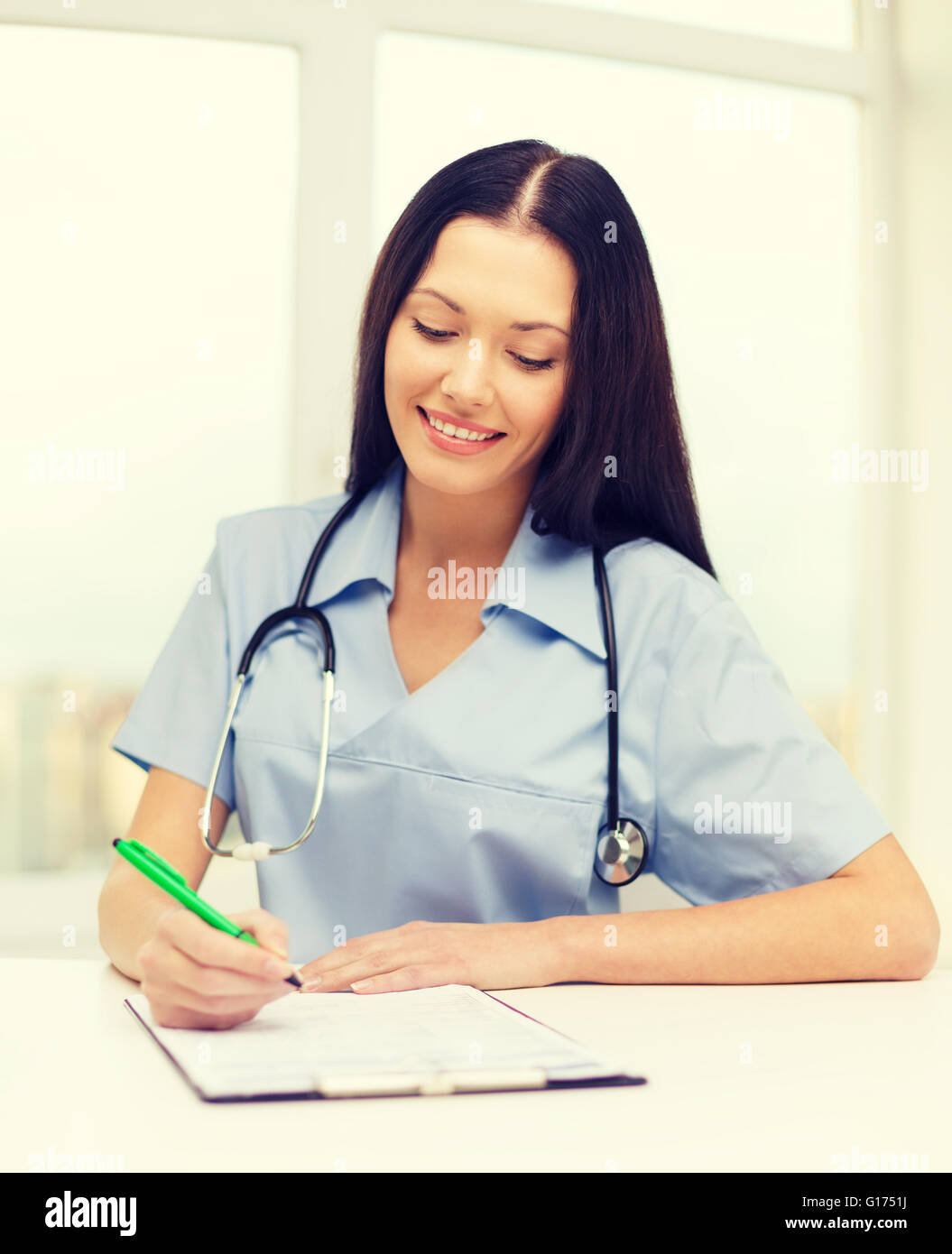Nurse writing hi-res stock photography and images - Alamy