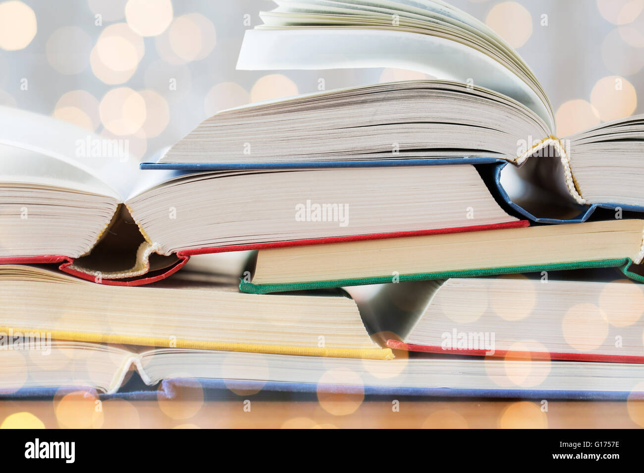Reading on holidays books table hi-res stock photography and images - Alamy