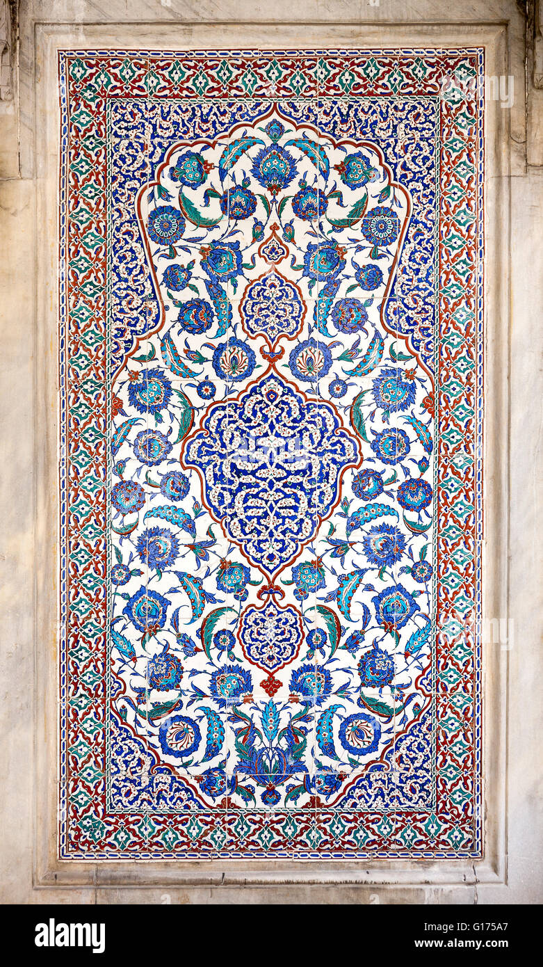 Traditional islamic tiles hi-res stock photography and images - Alamy