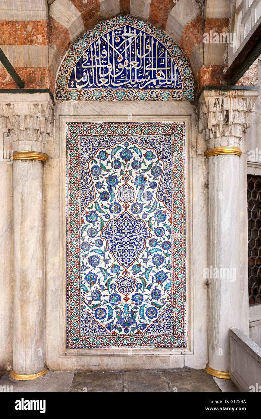 Traditional islamic tiles hi-res stock photography and images - Alamy