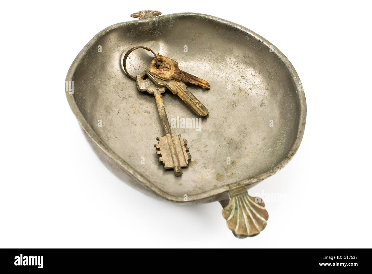 Bunch of old keys in bowl isolated on white Stock Photo - Alamy
