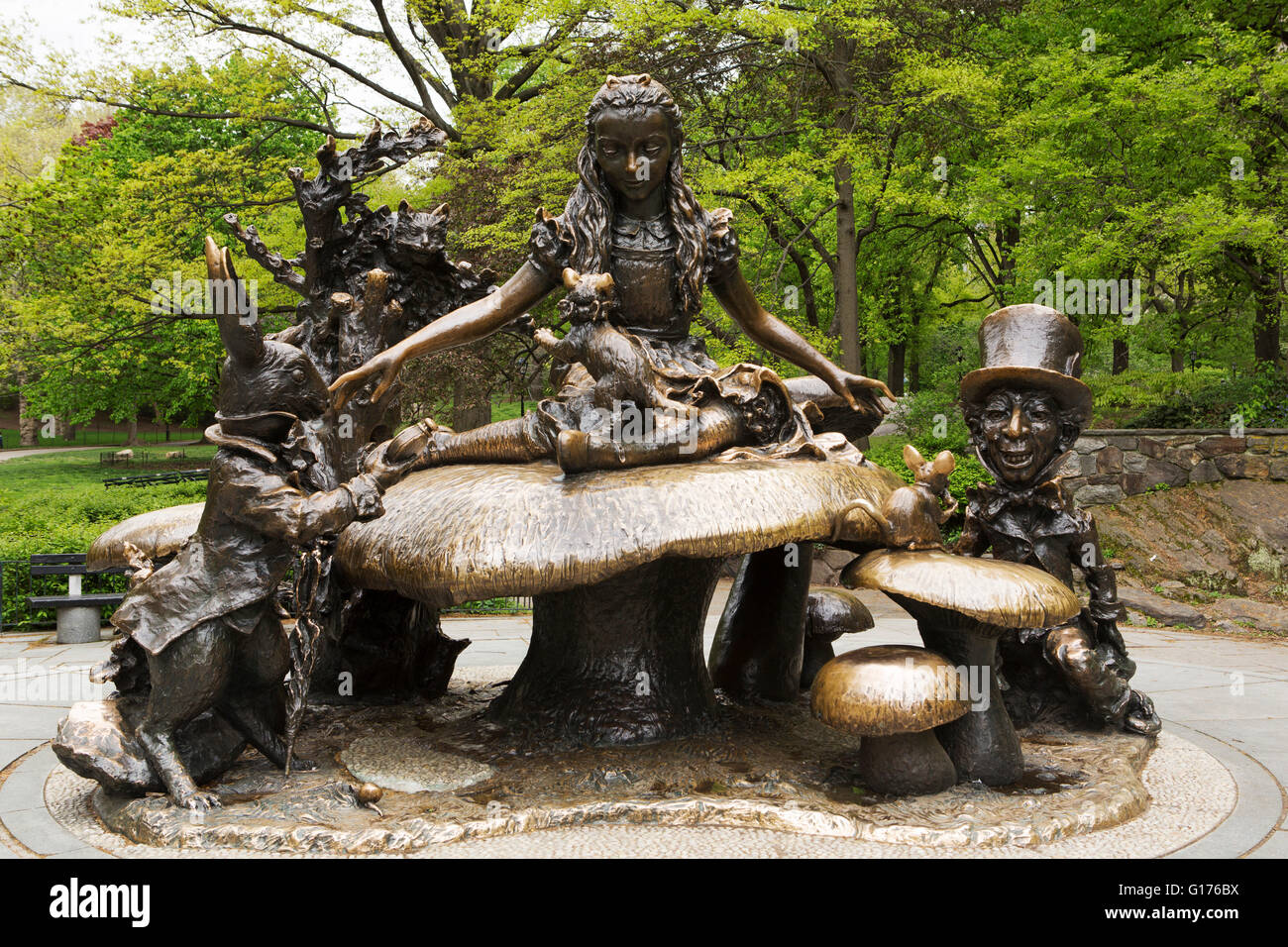 Alice statue hi-res stock photography and images - Alamy