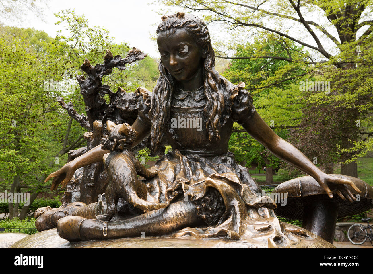 Alice statue hi-res stock photography and images - Alamy