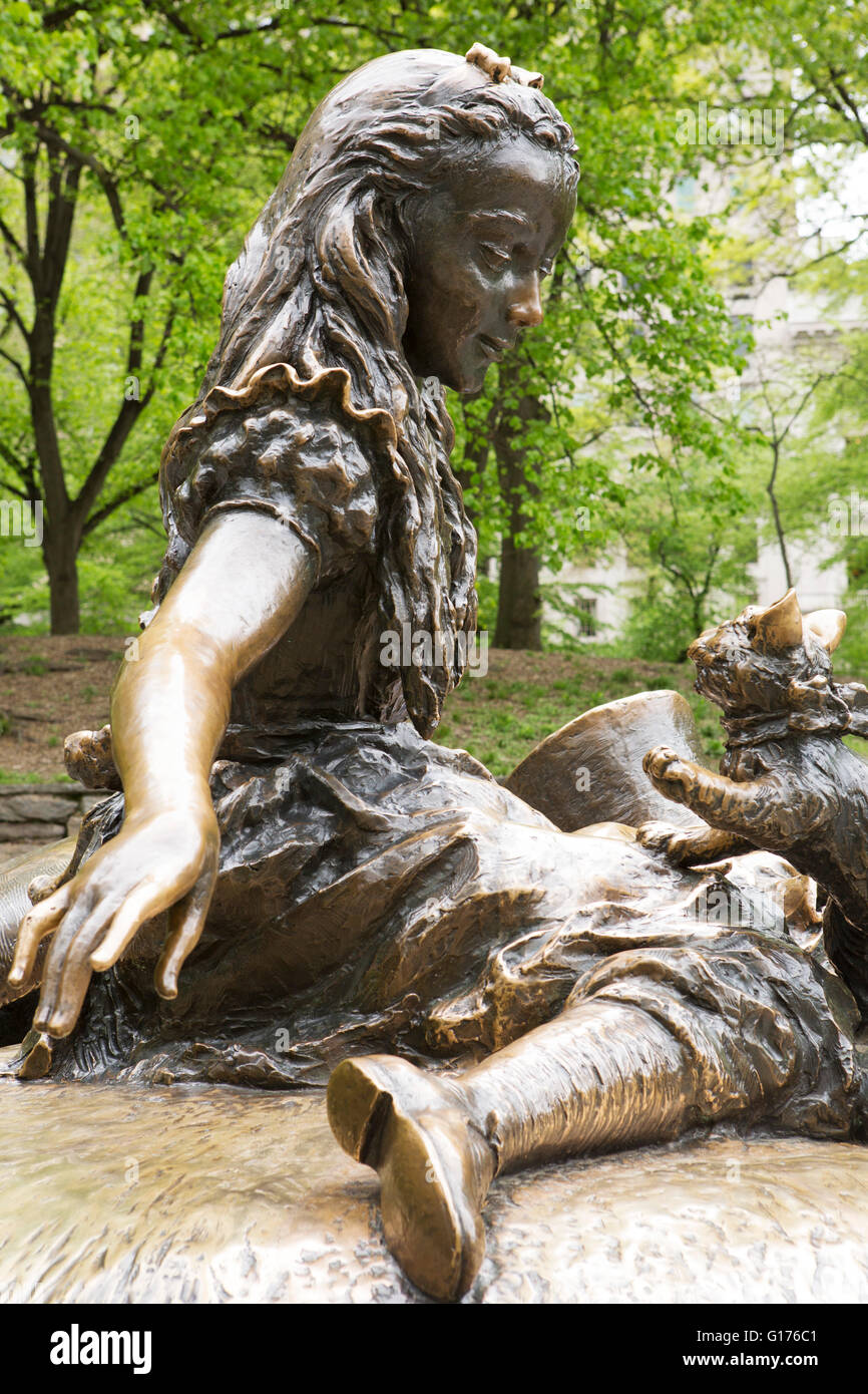 Statue of alice in wonderland hi-res stock photography and images - Alamy