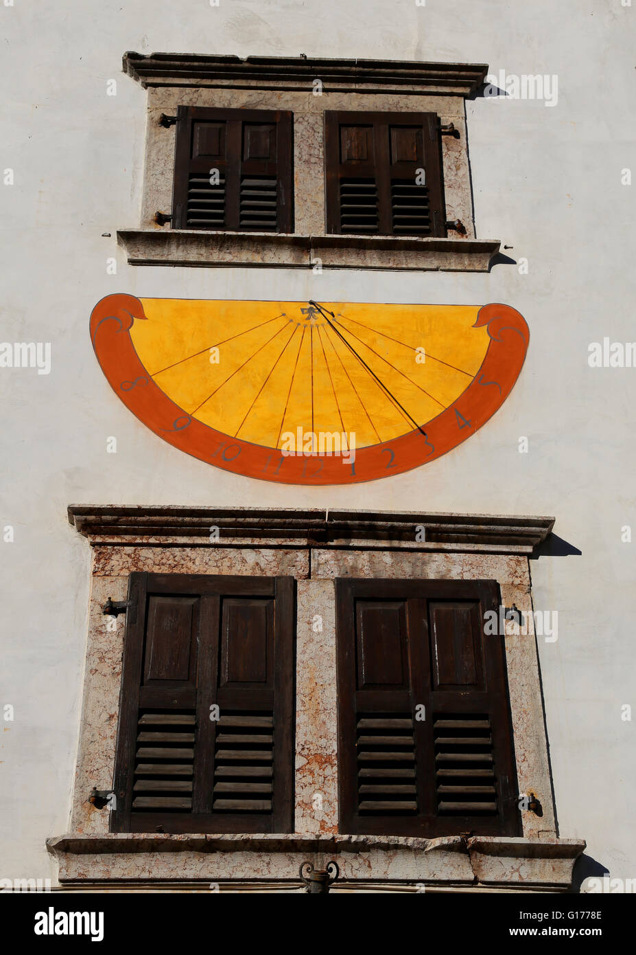 Ancient sundial clock hi-res stock photography and images - Alamy