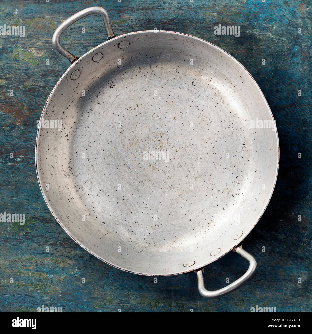 old empty cooking pot on rustic wooden background, top view composing ...