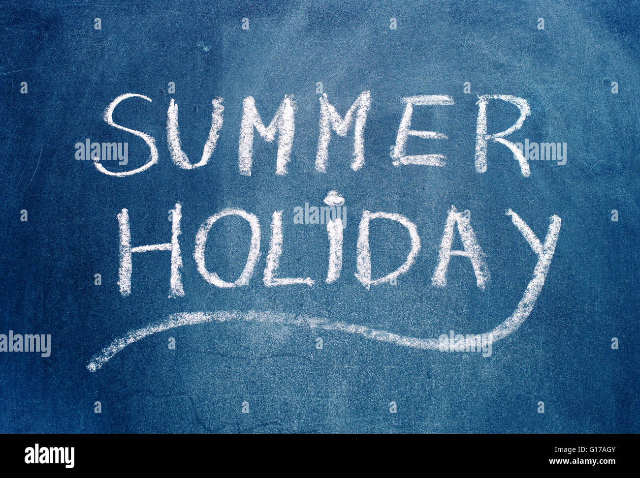 Summer holiday text on blue chalkboard Stock Photo - Alamy