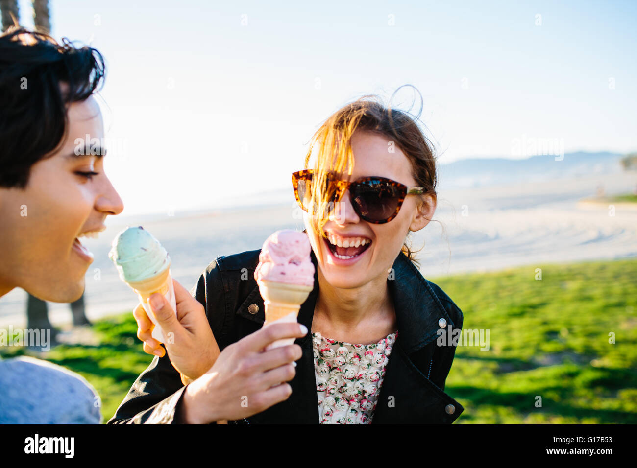 Linking arm hi-res stock photography and images - Alamy