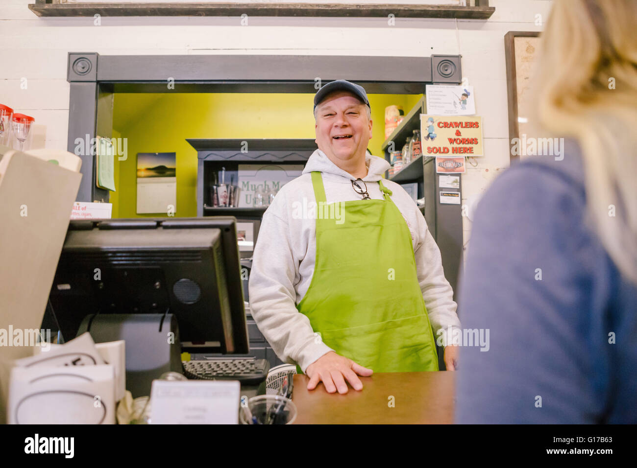 Customer service counter hi-res stock photography and images - Alamy