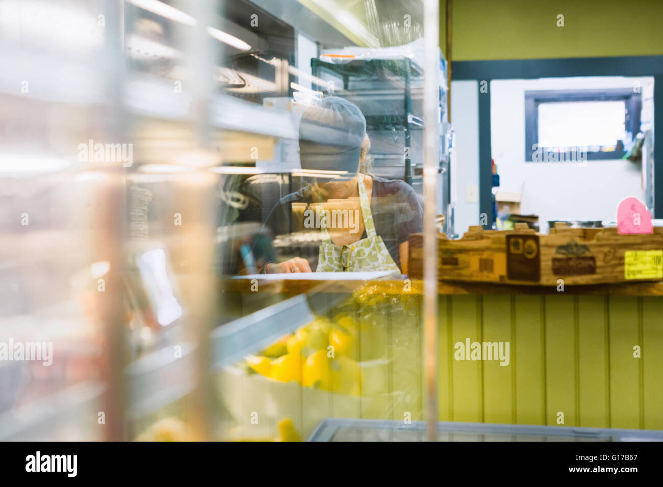 Store clerk hi-res stock photography and images - Alamy