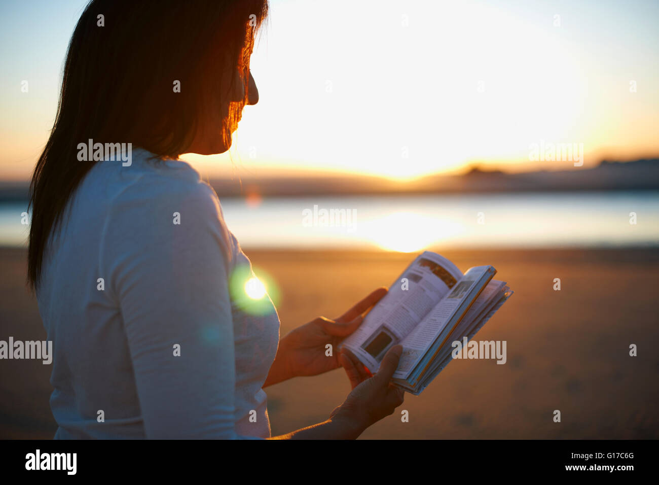 Beach reading black woman hi-res stock photography and images - Alamy