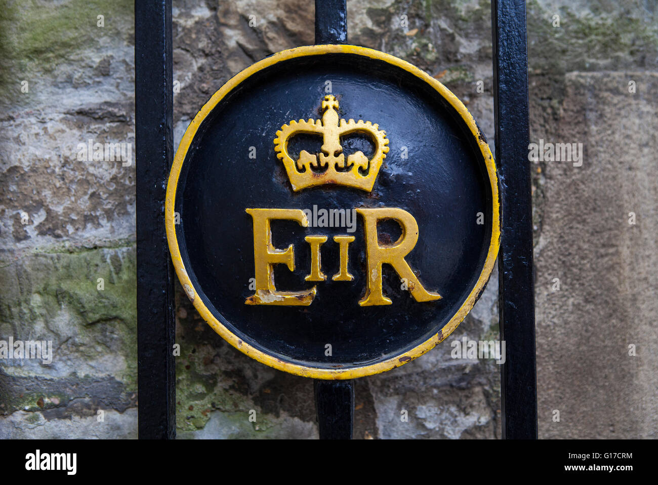 Royal crest queen elizabeth ii hi-res stock photography and images - Alamy