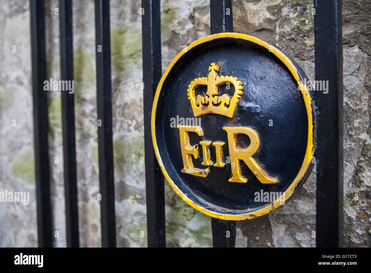 Queen Elizabeth II symbol on a gate at the Tower of London Stock Photo ...