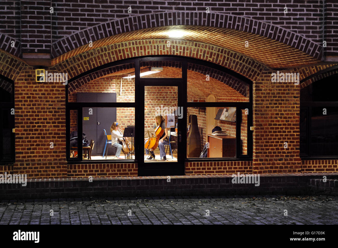 young girl on cello music class Stock Photo - Alamy