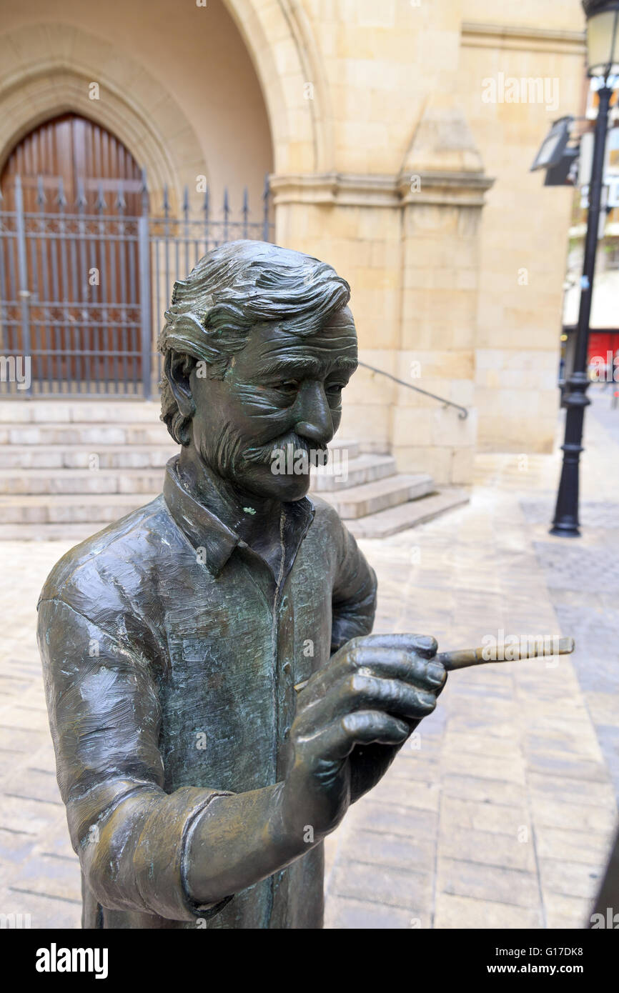Bronze figure of an Artist outside the Cathedral del Santa Maria ...