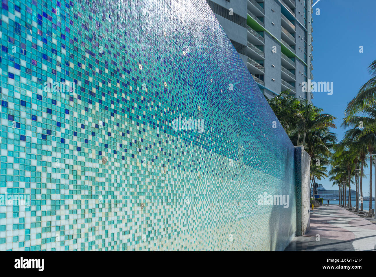 FOUNTAIN RIVERWALK DOWNTOWN MIAMI FLORIDA USA Stock Photo - Alamy