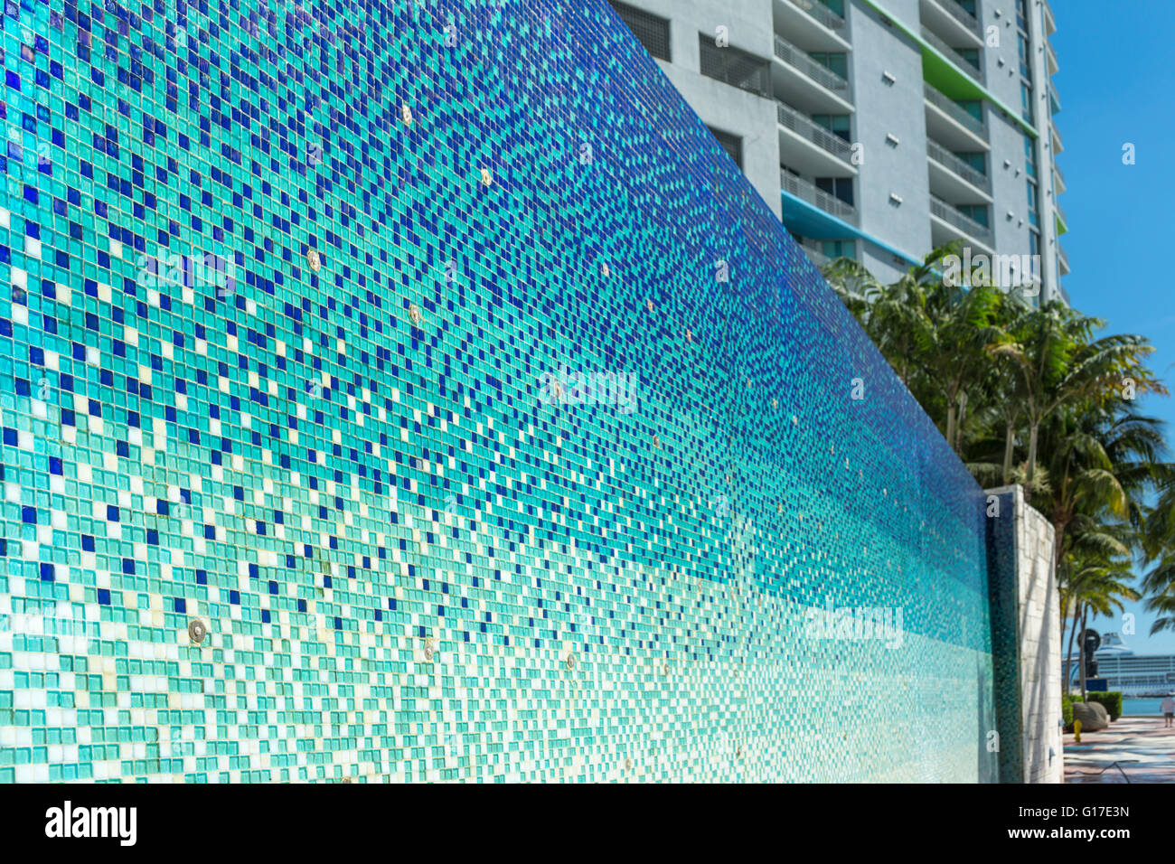 FOUNTAIN RIVERWALK DOWNTOWN MIAMI FLORIDA USA Stock Photo - Alamy
