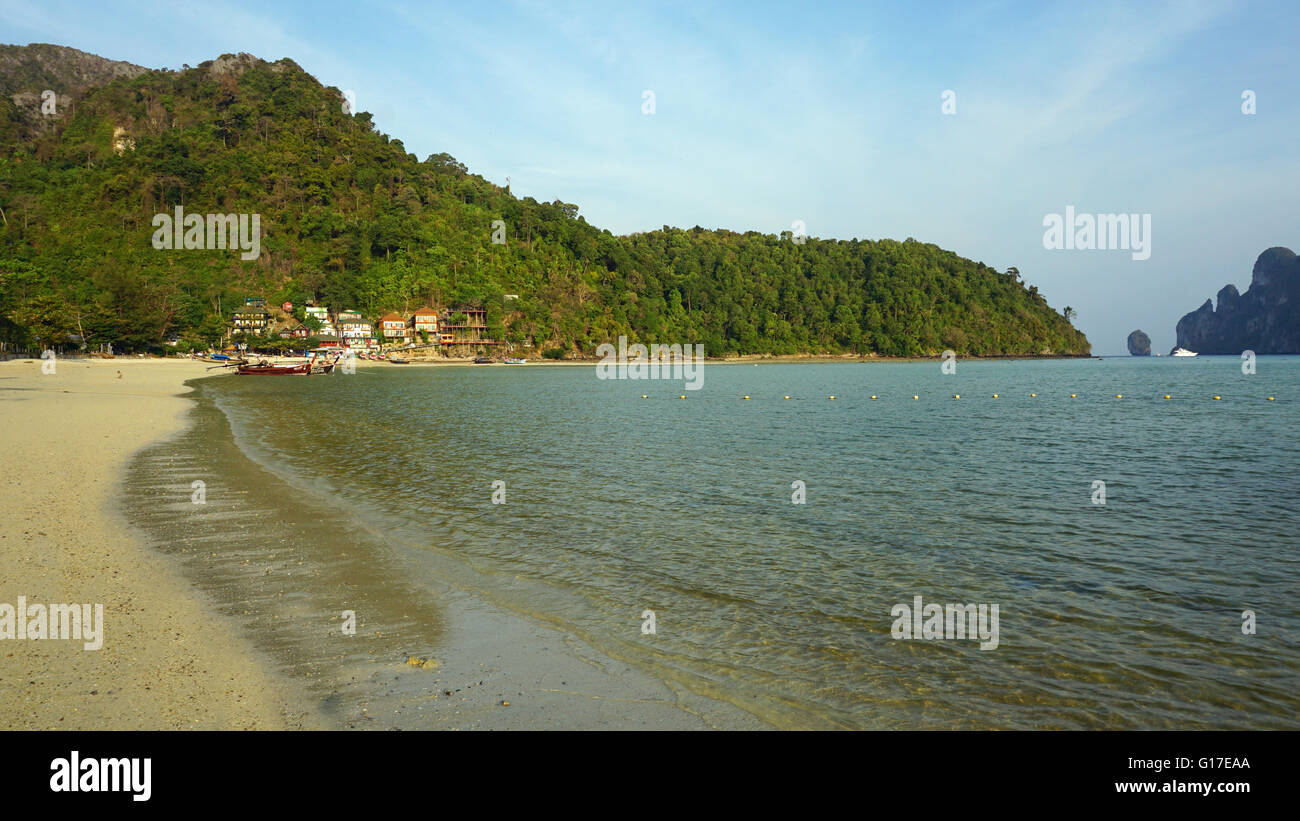 lo dalum bay on ko phi phi Stock Photo - Alamy