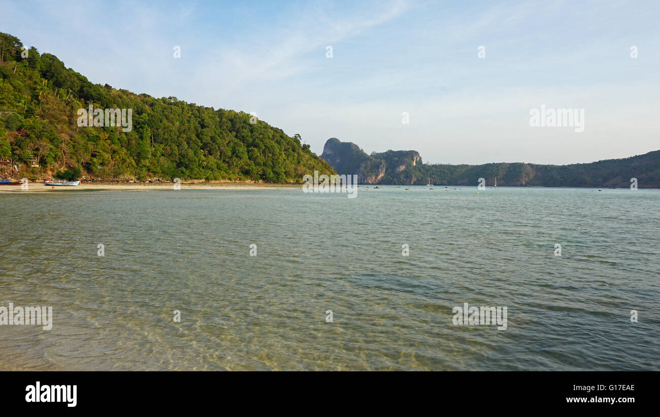 lo dalum bay on ko phi phi Stock Photo - Alamy