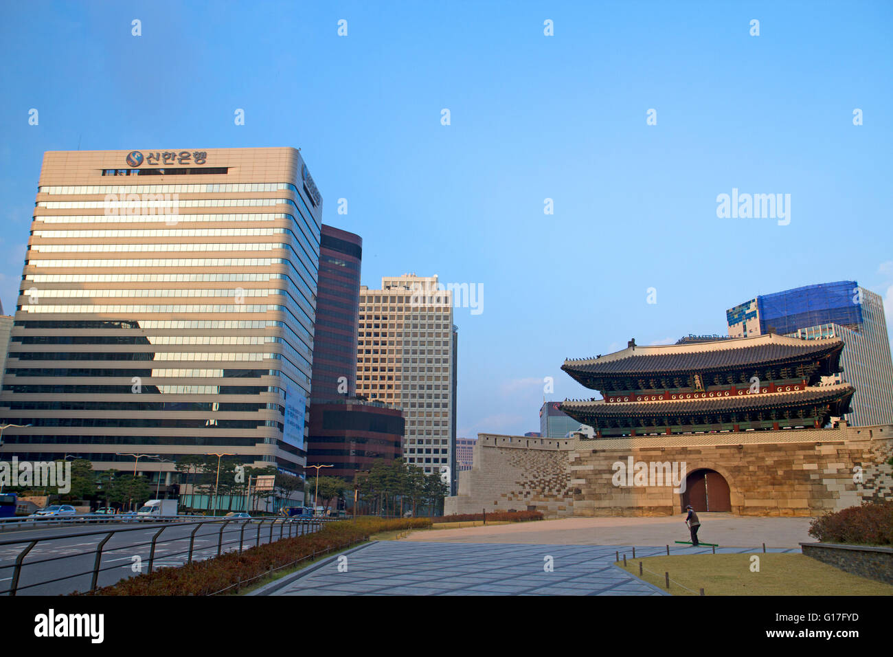Sungnyemun (South Gate) along the Seoul City Wall Stock Photo - Alamy