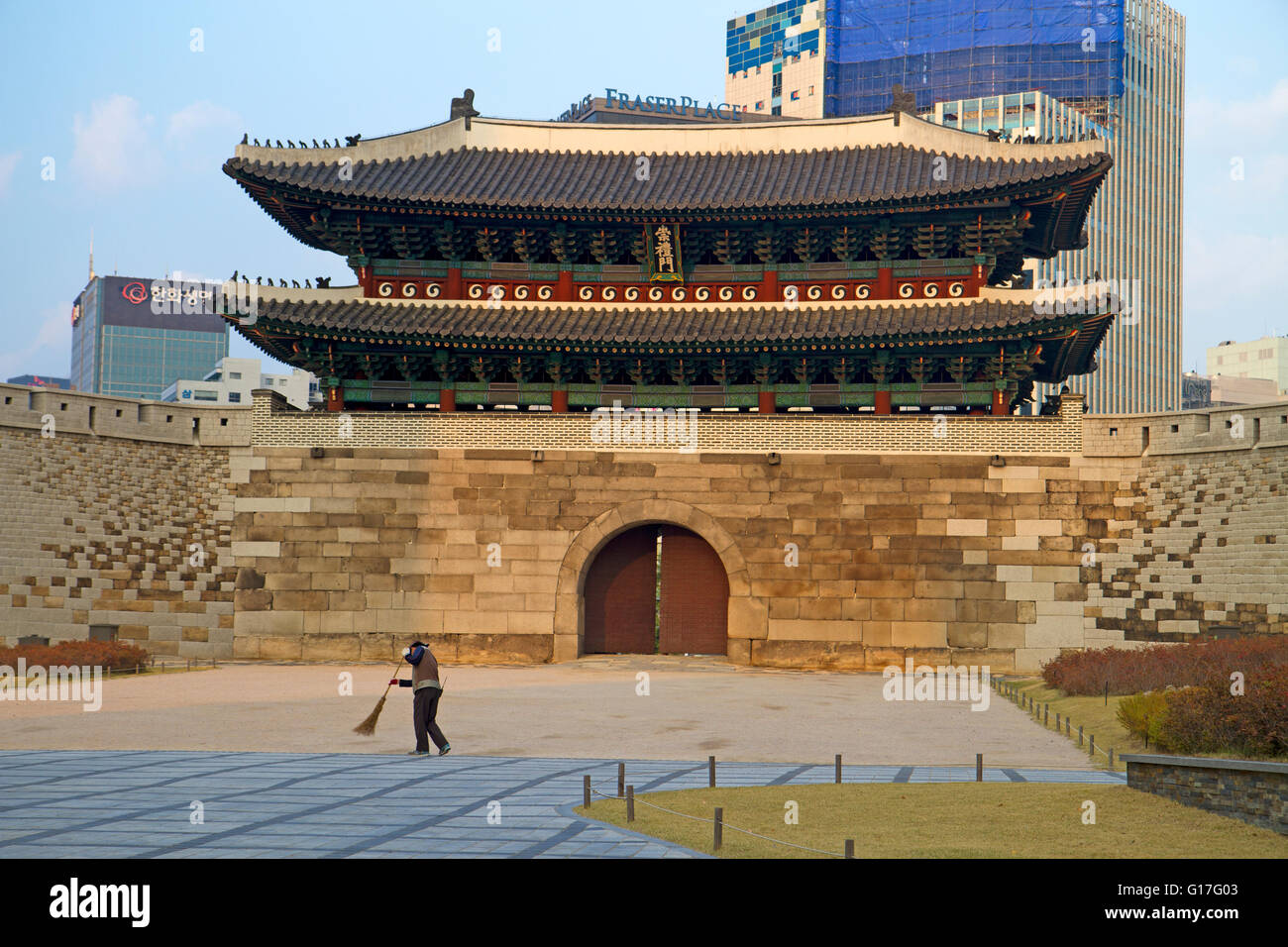 Sungnyemun (South Gate) along the Seoul City Wall Stock Photo - Alamy