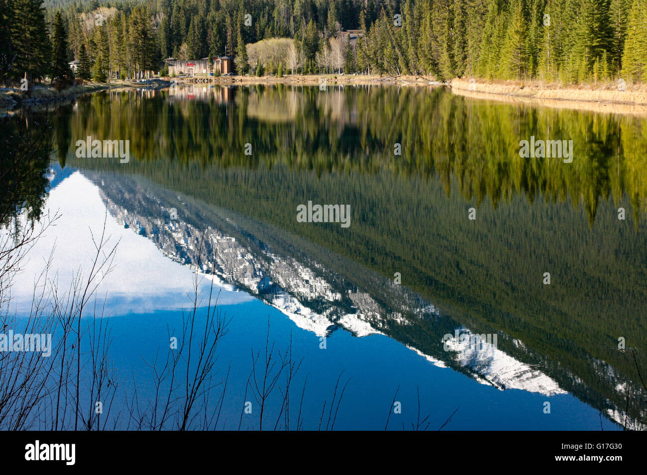 Canadian beauty in Alberta Canada, beautiful reflection in the clear ...
