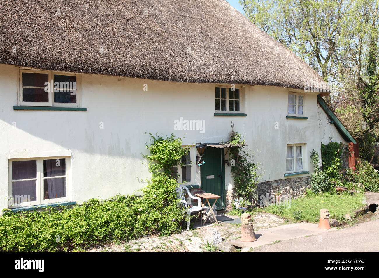Rural thatched cottage hi-res stock photography and images - Alamy