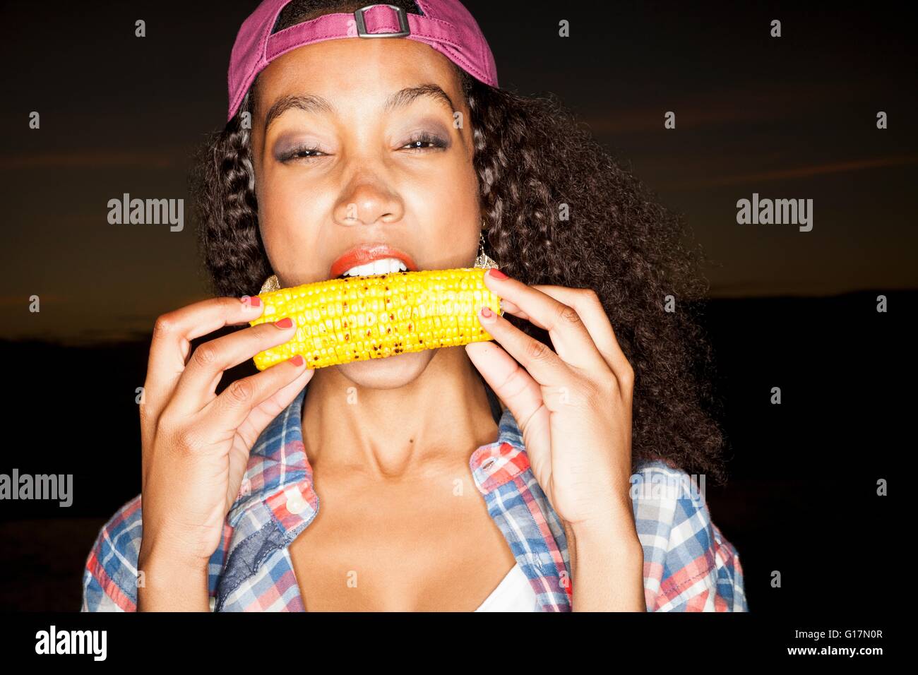 Woman with corn on the cob hi-res stock photography and images - Alamy