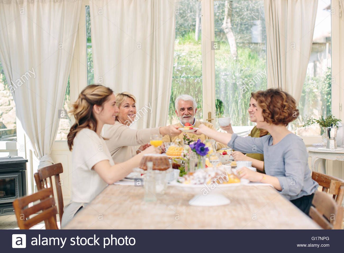 Handing Out Food Stock Photos & Handing Out Food Stock Images - Alamy