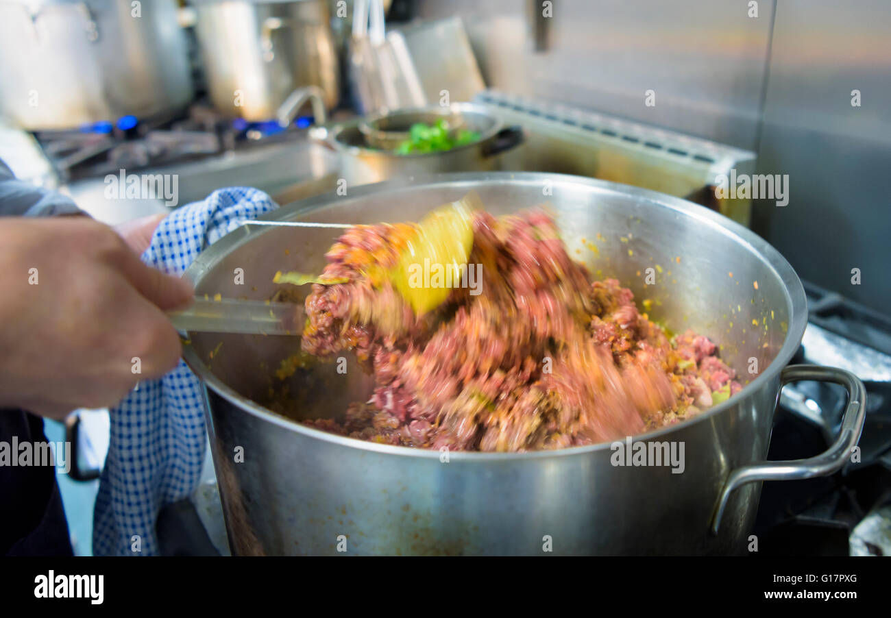 Traditional cooking pot hi-res stock photography and images - Alamy