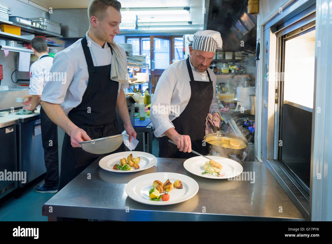 Man chefs hat hi-res stock photography and images - Alamy