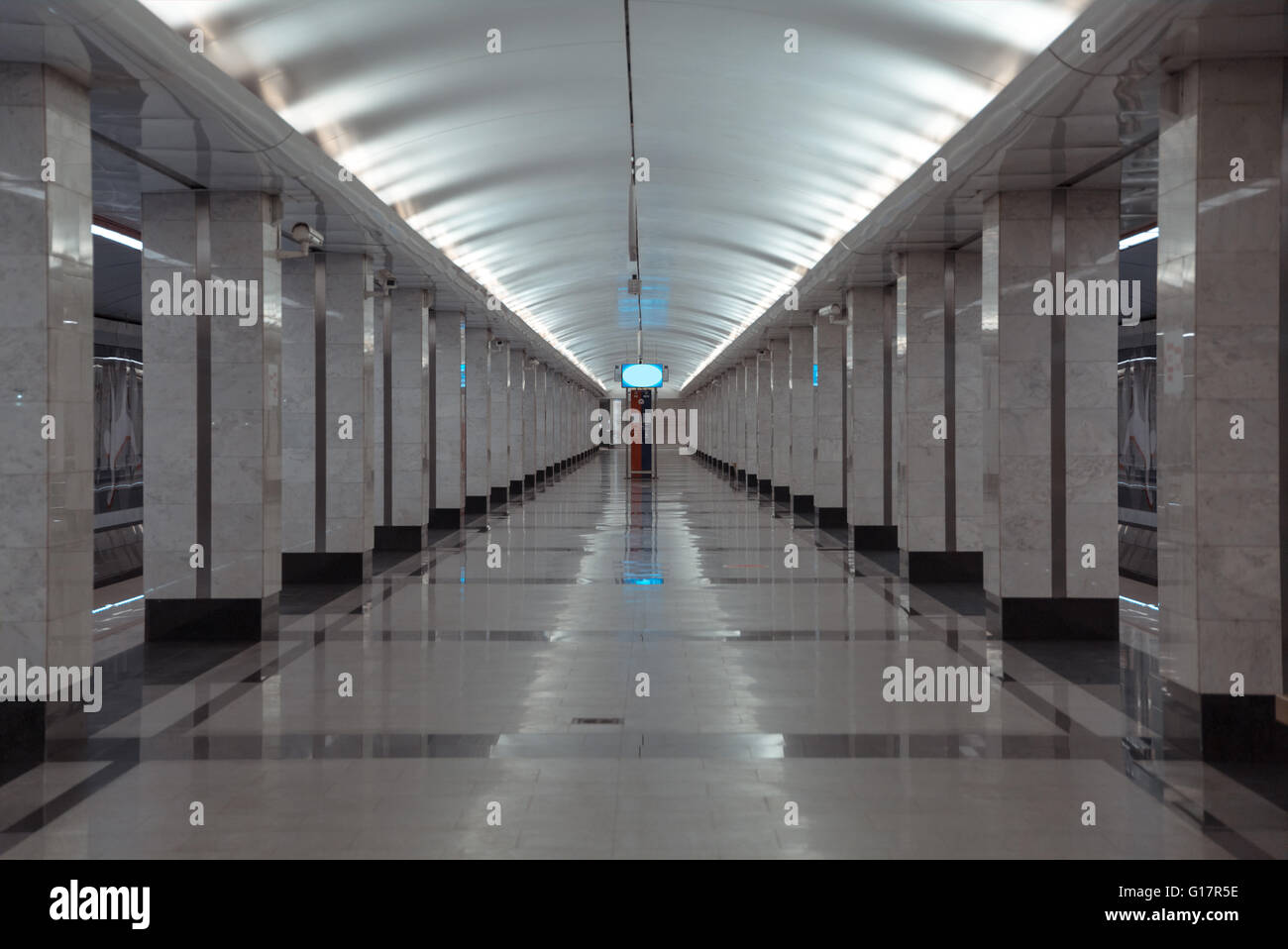 Clear metro platform Stock Photo - Alamy