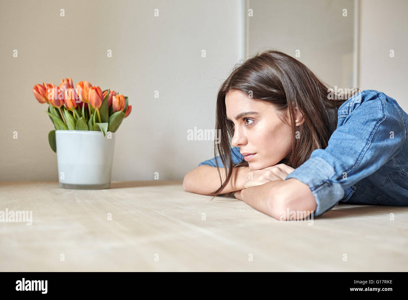 Leaning forward table hi-res stock photography and images - Alamy