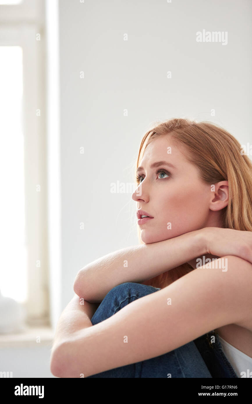 Woman sitting with knees up hi-res stock photography and images - Alamy