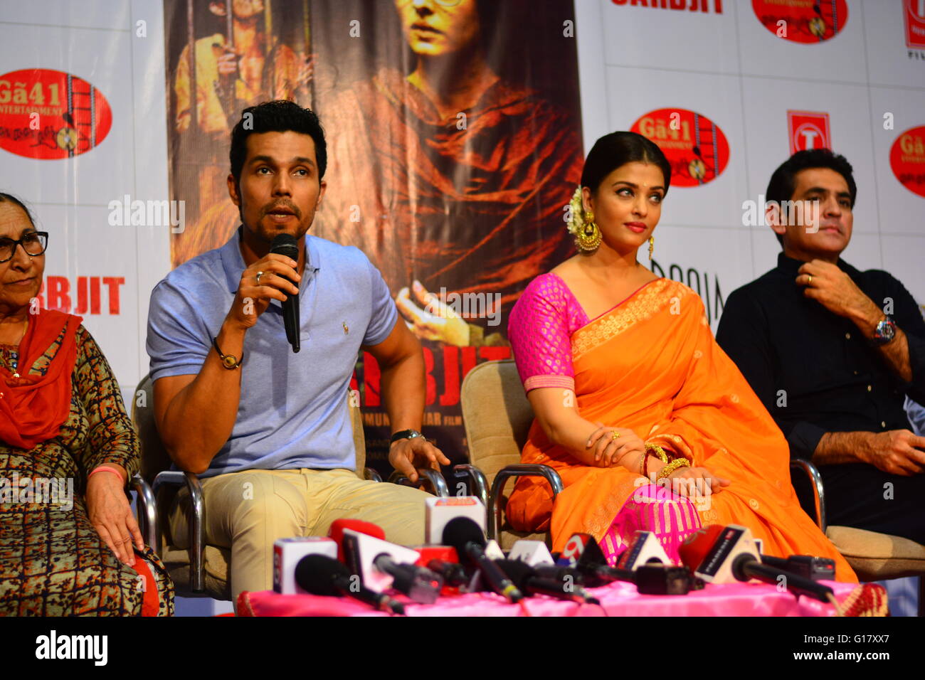 Aishwarya visit ahmedabad yesterday for the promotion of movie Sarbjit ...