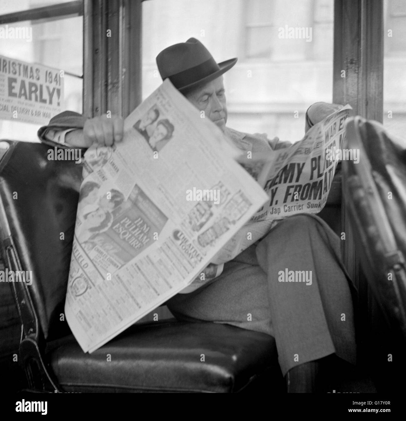 Reading newspaper usa Black and White Stock Photos & Images - Alamy