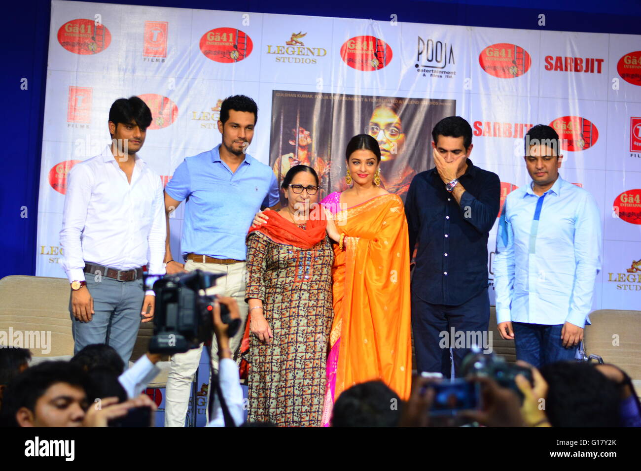 Aishwarya visit ahmedabad yesterday for the promotion of movie Sarbjit ...