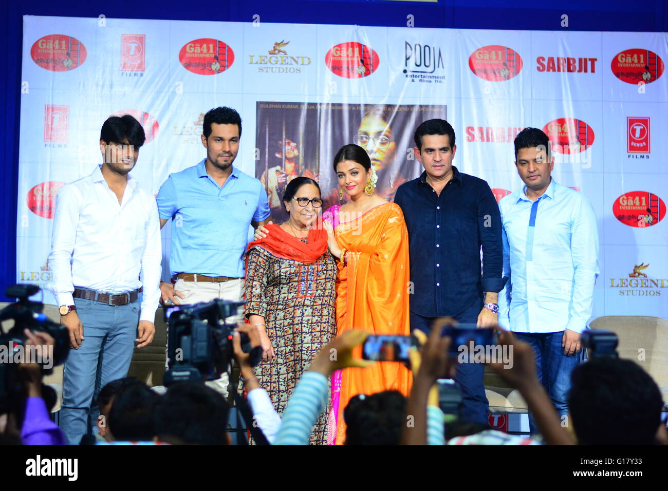 Aishwarya visit ahmedabad yesterday for the promotion of movie Sarbjit ...