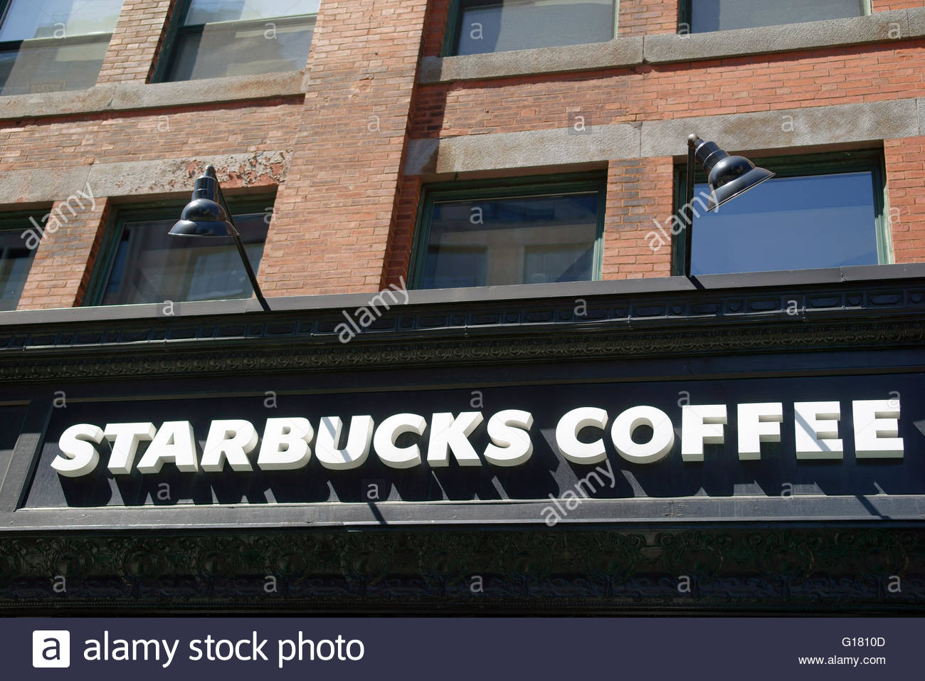 Starbucks Coffee Shop Storefront Stock Photos & Starbucks Coffee Shop ...