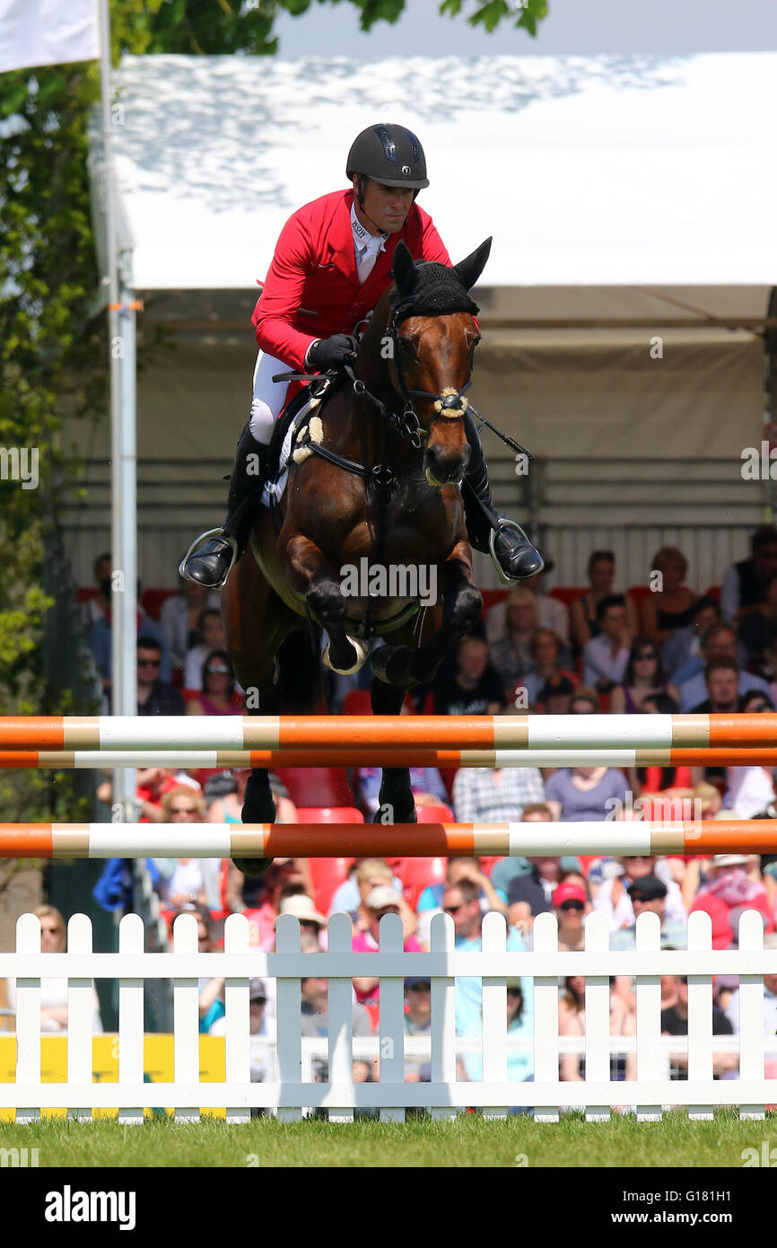 Paul Tapner (Australia) on Vanir Kamira show jumping in the final phase ...